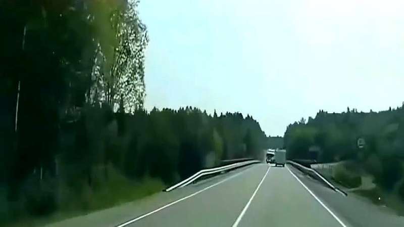 大货车失控翻车,滑行百米!监控拍下场面太阔怕