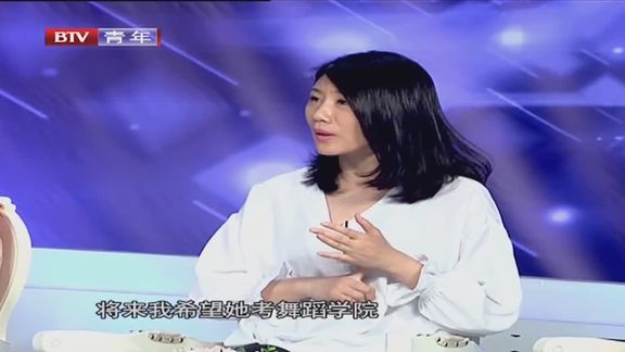 12岁女孩现场跳肚皮舞,让观众大饱眼福,美女主持说很有感染力