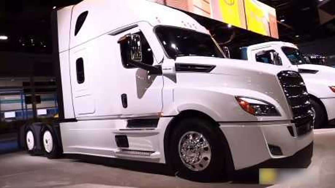 重型卡车展示,驾驶室内还有一张72寸长的卧铺