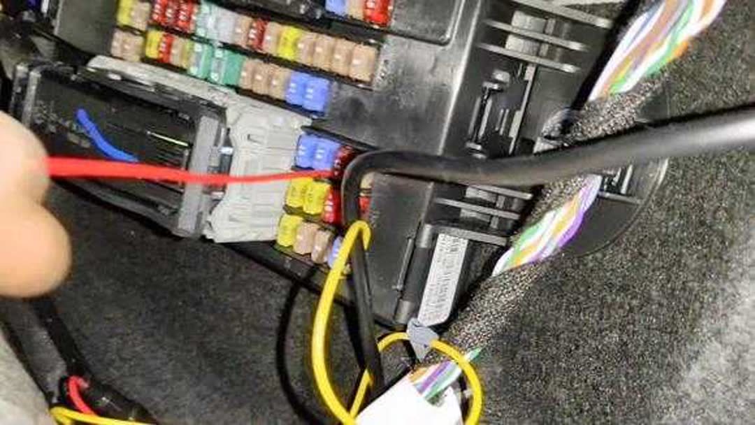 沃尔沃 安装隐藏式 行车记录仪 ,保险在右侧A住下