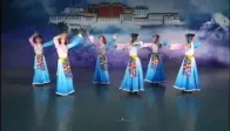 男女混合藏族舞蹈