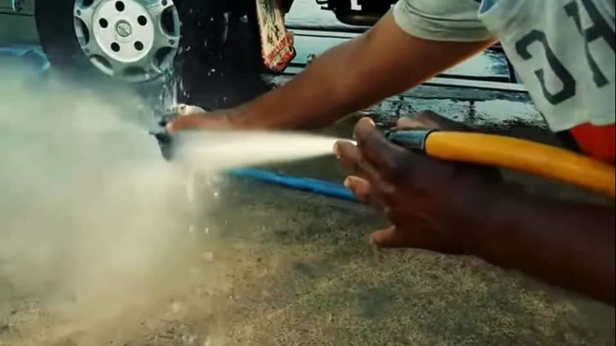 看看印度小伙怎么清洗摩托车化油器,在安装到车上就变了,好奇怪