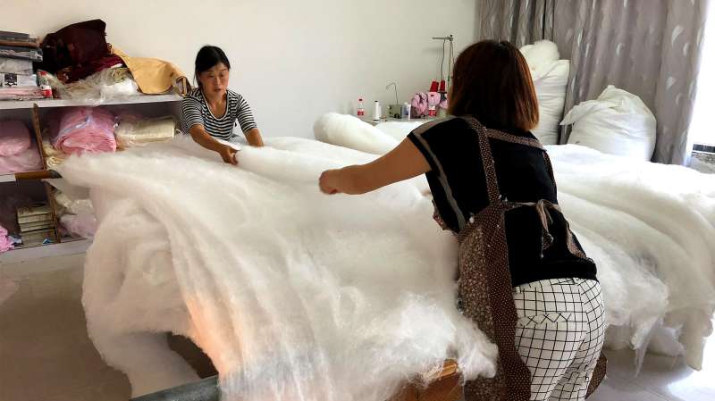 蚕丝被是如何制作的？小伙带你近距离观看制作过程，真是大开眼界