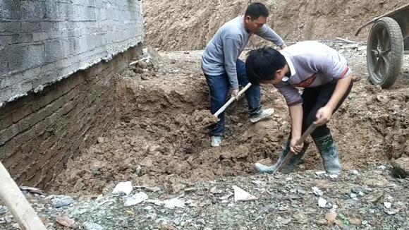 小伙去挖化粪池排水管道没有水出来堵住了。