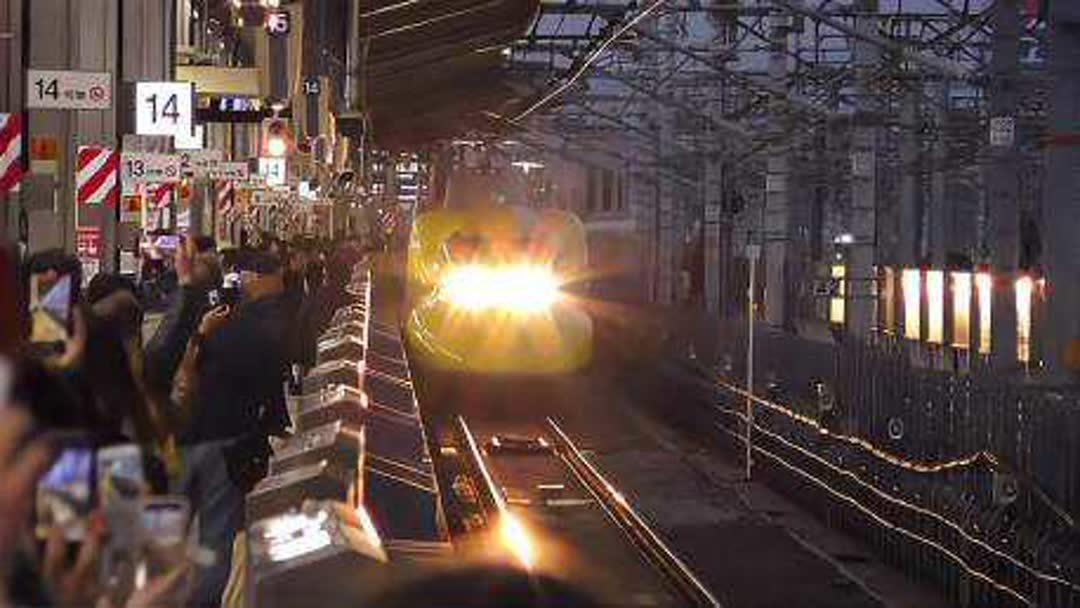 小黄列车来了,大家都拿出手机拍摄,没见过列车吗?