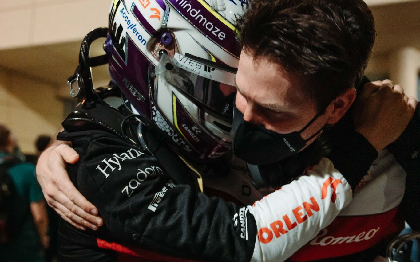 周冠宇F1首秀拿分 赛后情绪激动 (抱抱)