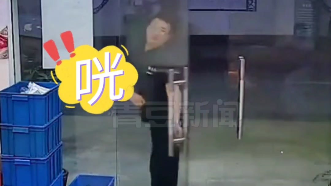小伙去饭店吃饭一头撞到玻璃门上,网友:门太干净了?