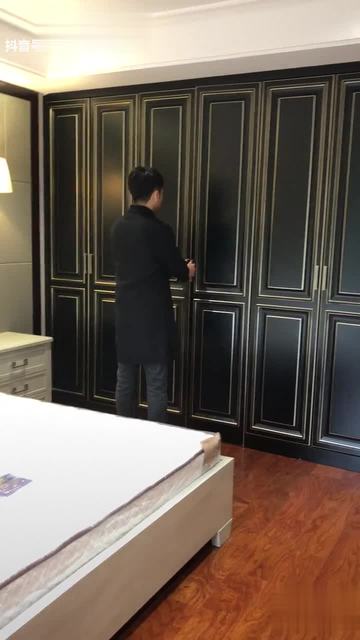 完工篇,再来看看一个设计细节,套间房里衣柜门做暗门