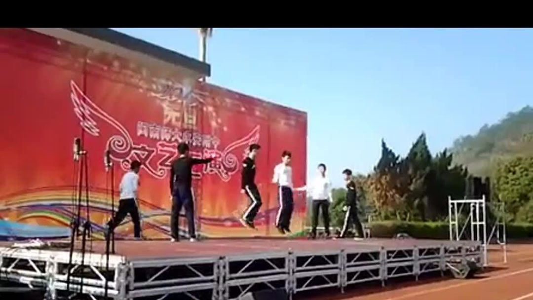 花样跳绳中学生表演`k~