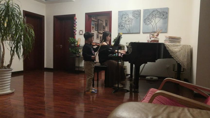 每次他上课都是非常愉快的,我也是欣赏着他和老师的互动