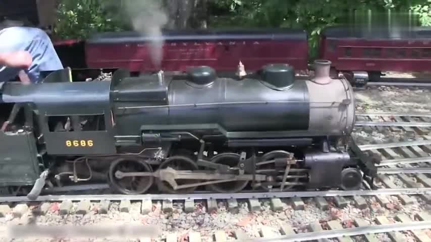 可以载人的等比例蒸汽火车模型,还真的是烧煤的