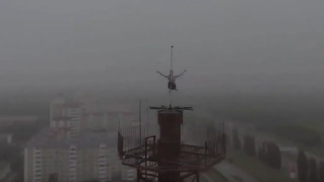 美女爬上16层高楼,绕避雷针大秀钢管舞,镜头拍下惊险一刻!