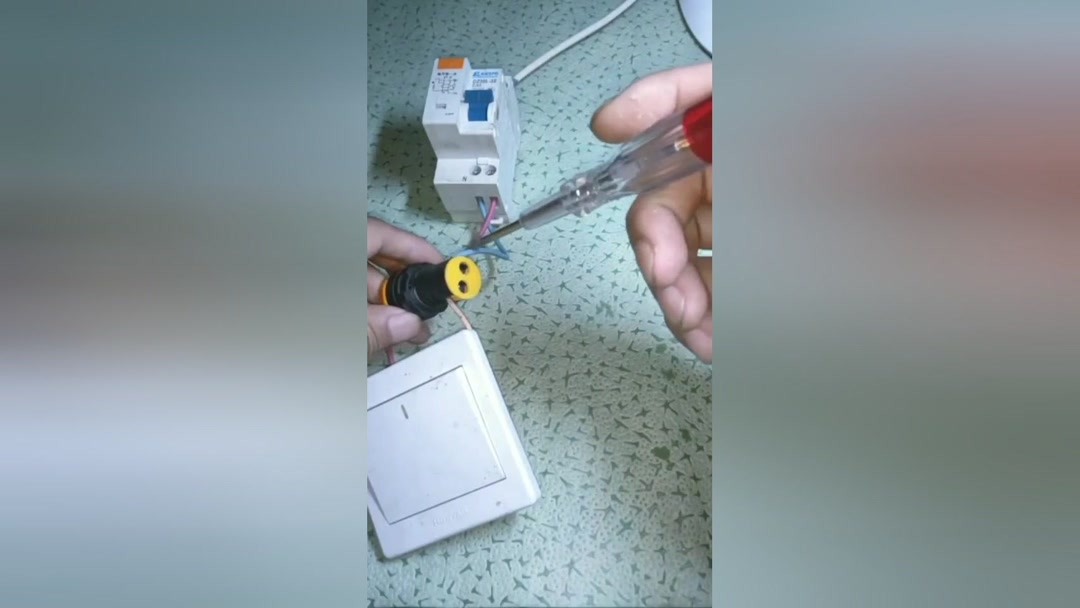 家里电灯不亮了,没有万用表,怎么快速查故障?电工师傅教你一招