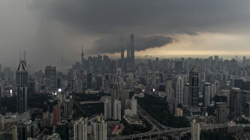 上海部分地区突降暴雨:闪电划破天际,有路人被困桥下