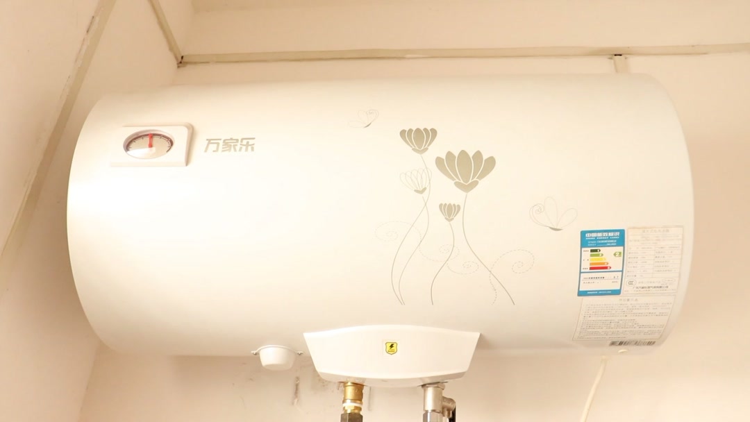 如果你家的热水器使用超过3年,请在洗澡前按下这个开关