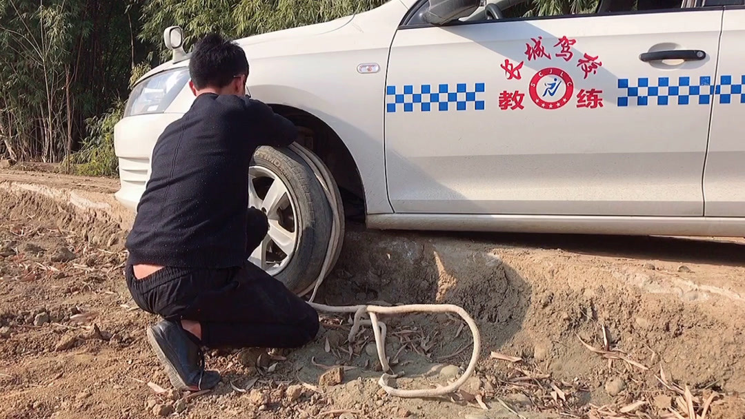 电瓶亏电如何快速自救