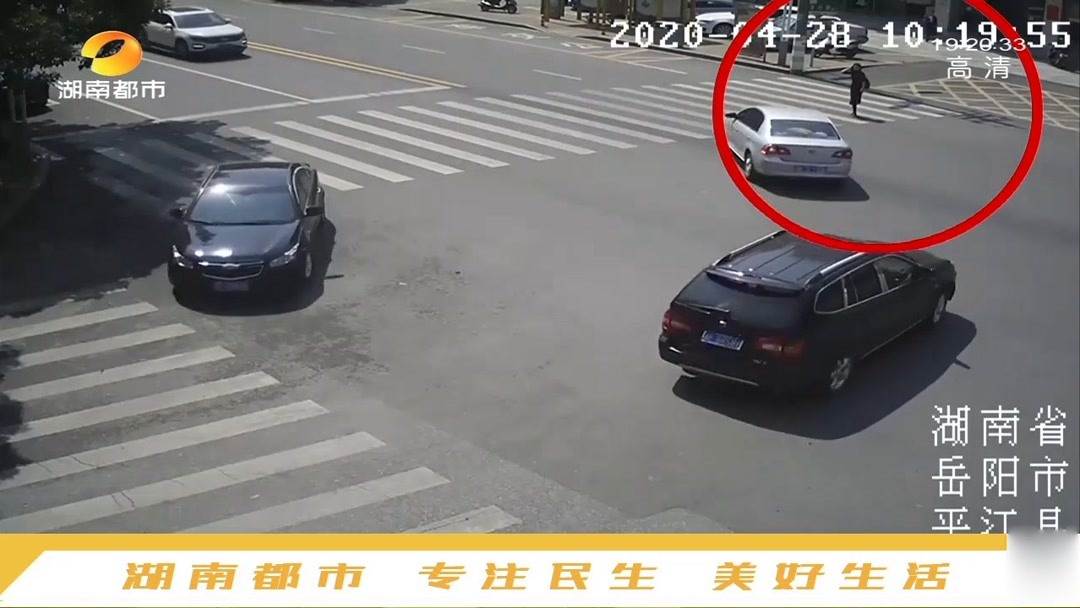 斑马线前不让行!小车直接将行人撞飞数米,监控拍下车祸瞬间
