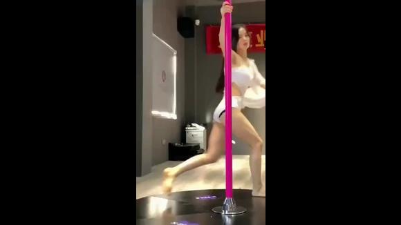 InS钢管舞视频,美女跳的真好