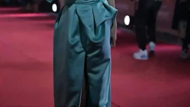 小马街拍的小姐姐,羽绒服搭配小背心,这是要风度也要温度!