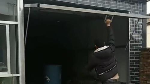 山东小伙自制的车库翻板门,以后再也不怕爱车挨淋了,这个发明非常实用!