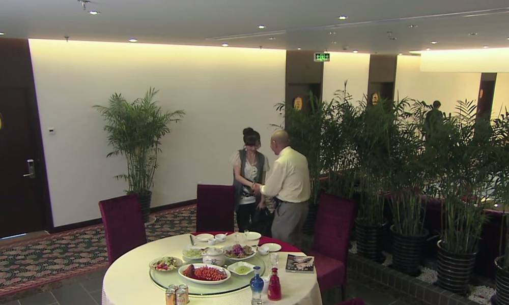 美女业务员见客户,客户殷勤迎接她,网友:总觉得图谋不轨