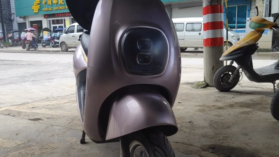 电动车大灯坏,这款车要用原厂车灯才行,买车这样款式的灯坏了换就是...