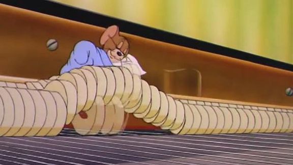 猫和老鼠:汤姆弹钢琴,可杰瑞在钢琴里睡觉,俩人又要打起来了