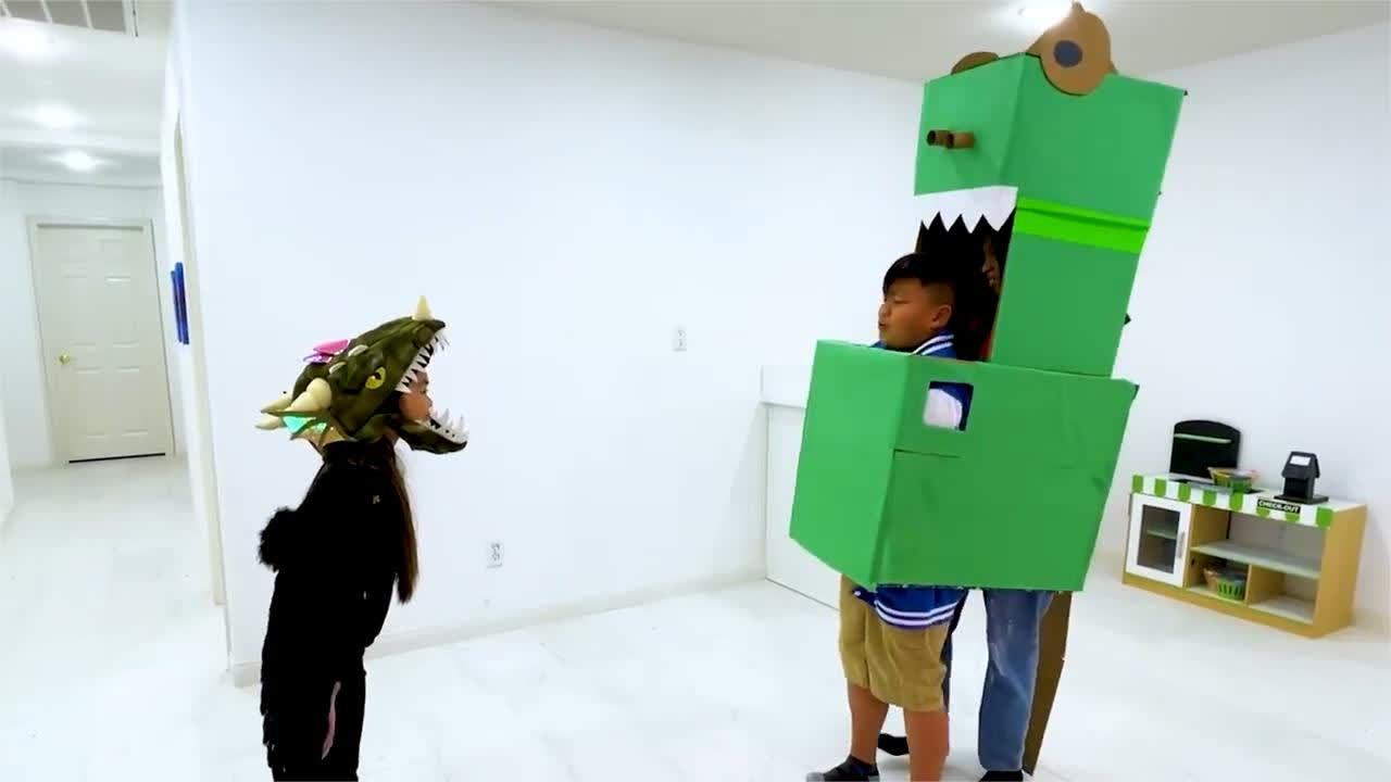 小男孩和姐姐用纸盒制作恐龙模型玩具的亲子趣味认识恐龙互动游戏