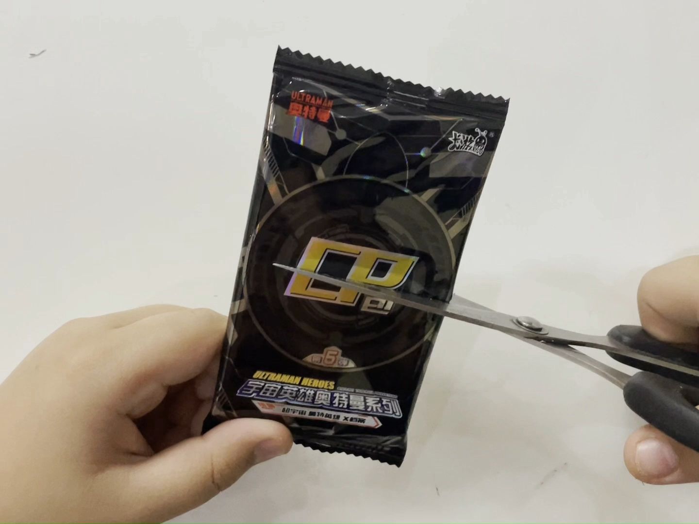 杨杨从奥特曼卡片cp版中拆出拼图卡
