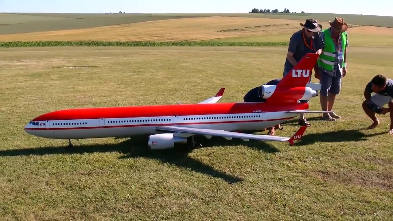 小型客机在草地起飞,模型涡轮喷气客机飞行演示,遥控距离够远