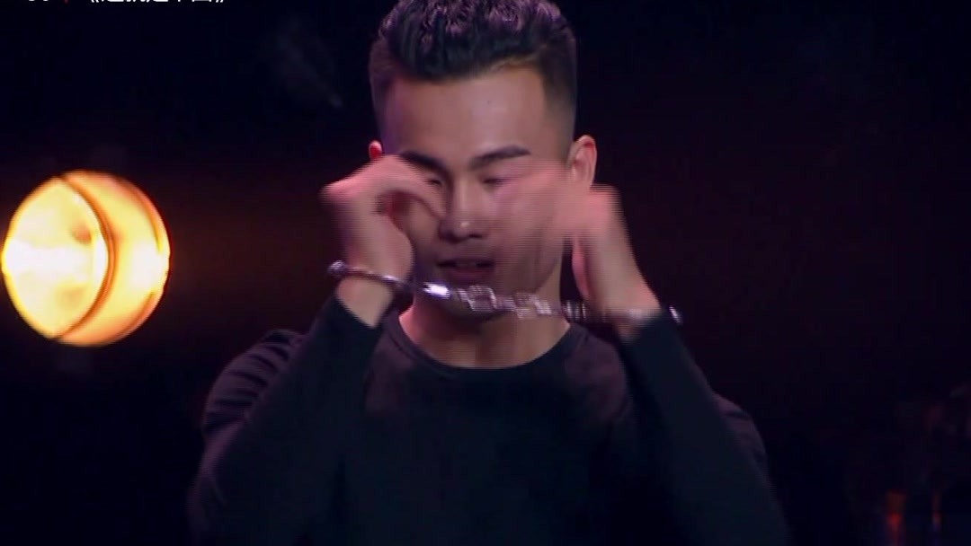 舞台玩“捆绑游戏”? 急救人员安排上了请开始你的表演