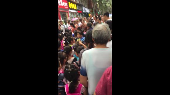 新学期开始,学校门口接孩子的场景,如何破解接孩子难题?