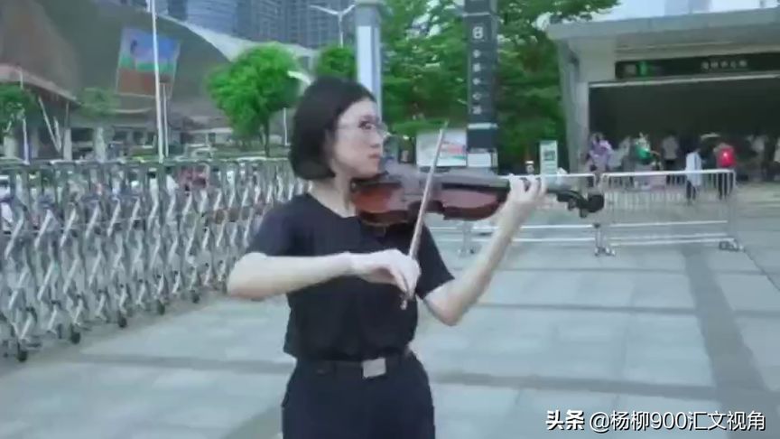 广西学子在南宁会展中心组织一场《我和我的祖国》的快闪活动