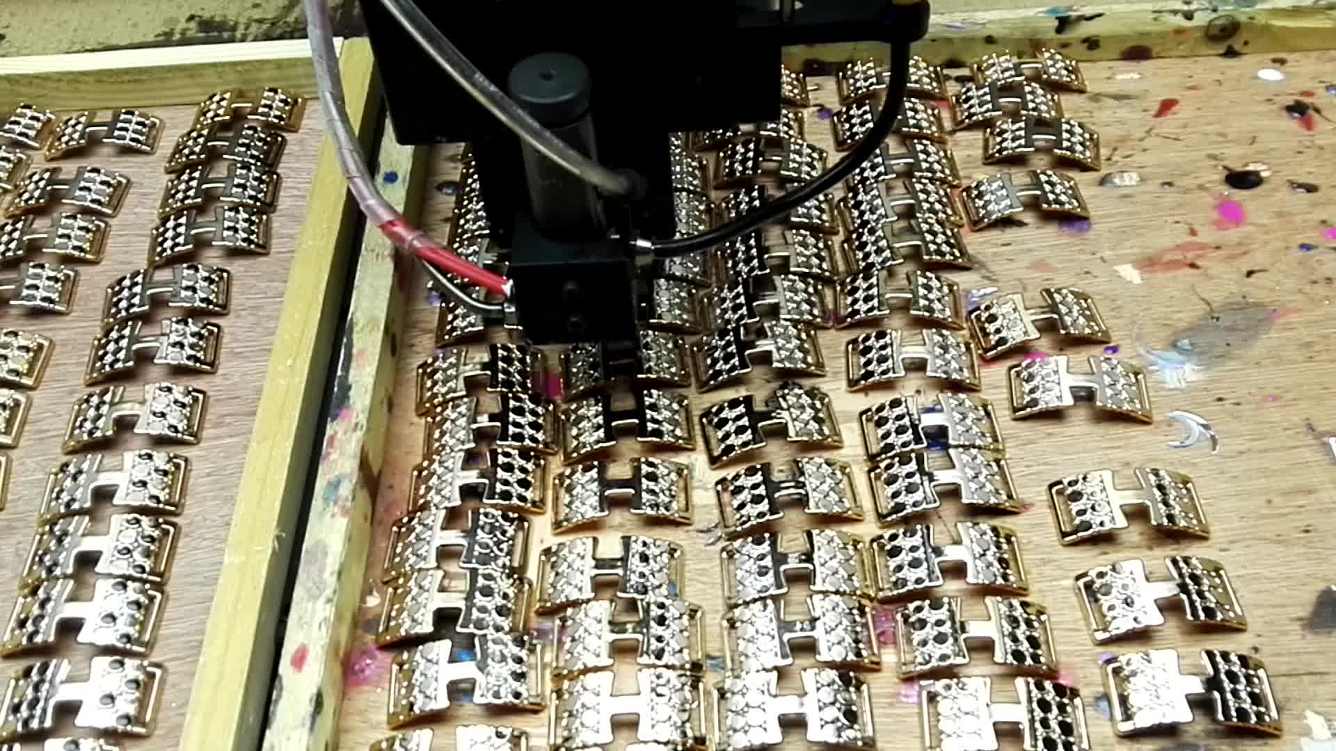 标牌点胶机 徽章 纽扣 奖牌上色机 滴油机 手表 商标点漆机