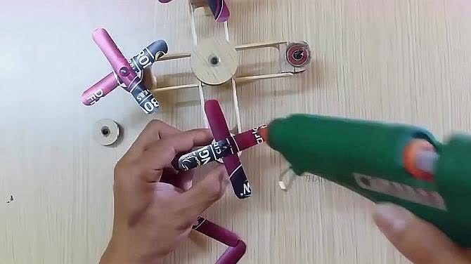 这就是手工!牛人利用轴承、木材、电机制作无人机模型,试飞看看