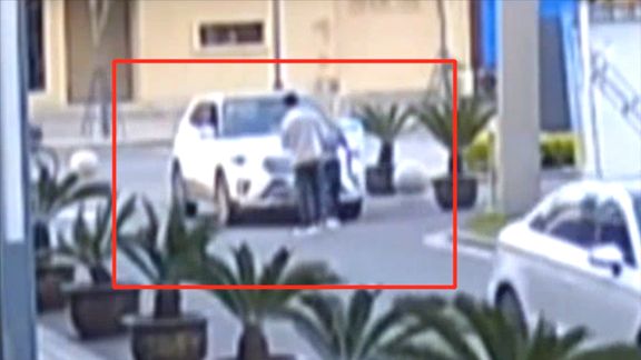 扣证期间非法上路,为省停车费,临时换上垃圾堆捡来车牌