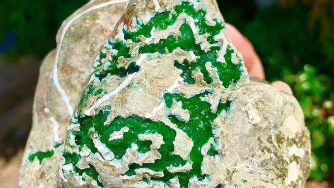 为什么行家玩翡翠赌石都容易切涨?您知道他们是怎么去看翡翠原石