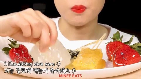 吃播小姐姐:草莓糖葫芦、可食用芦荟、黑珍珠,看起来好美味