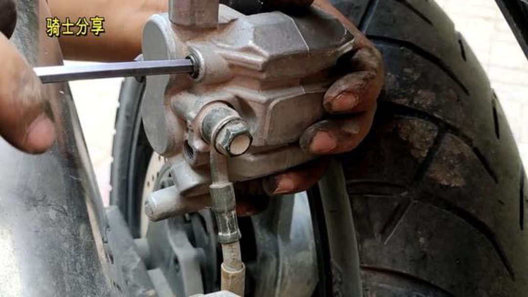 简单有效的碟刹刹车片换装操作流程,整个过程车友自己完成