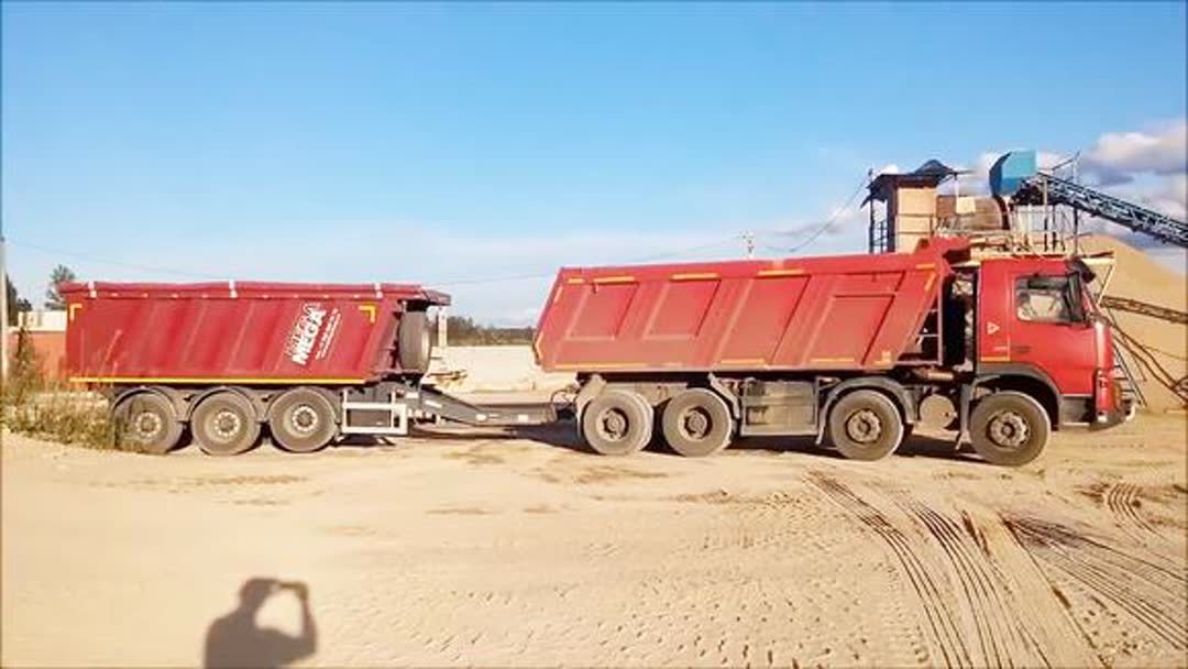 厉害了!翻斗车就该这样设计,一次拉两节车厢,运力翻倍