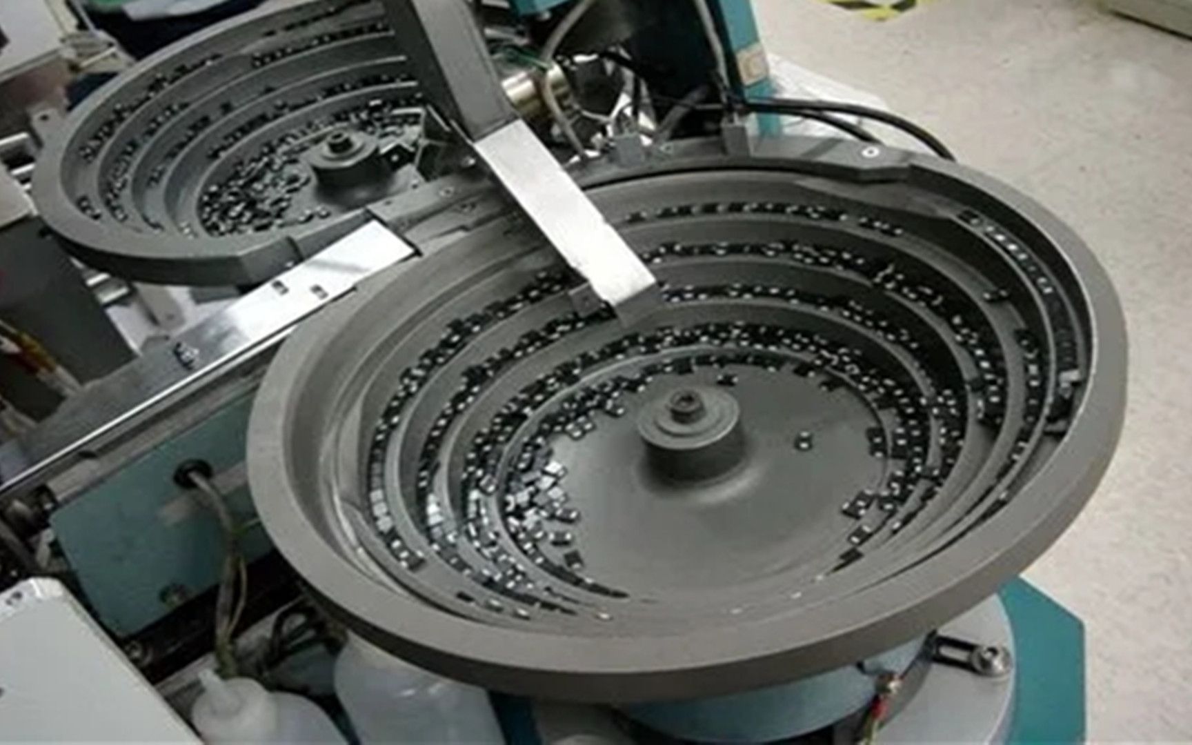 振动盘上料为什么需要加缓冲装置?不加行不行?