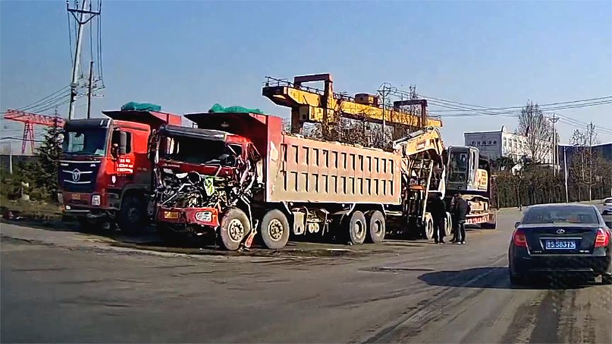 交通事故合集:不保持车距任性变道,遇见“路怒症”就悲剧了