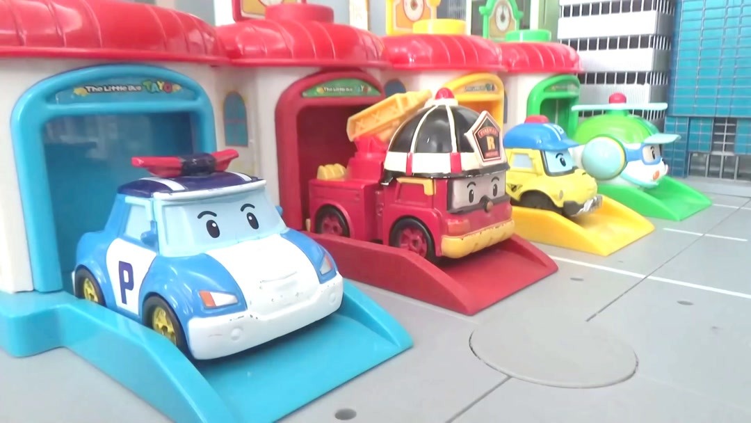 变形警车珀利发现了坏人,珀利和小伙伴们出动救援?