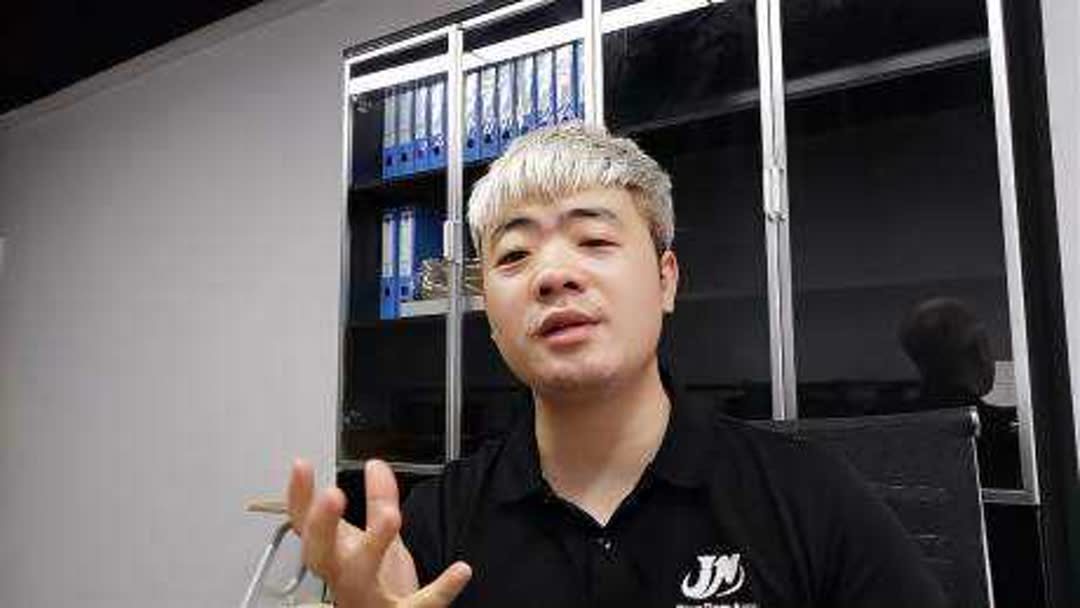 老龚侃侃而谈,聊聊店里的二手车置换业务