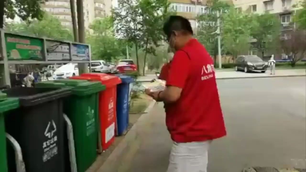垃圾分类怎么分?八角街道发放指导手册4万本