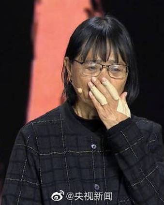 感动中国现场张桂梅双手布满膏药【白岩松和张桂梅的约定:一起加油!...