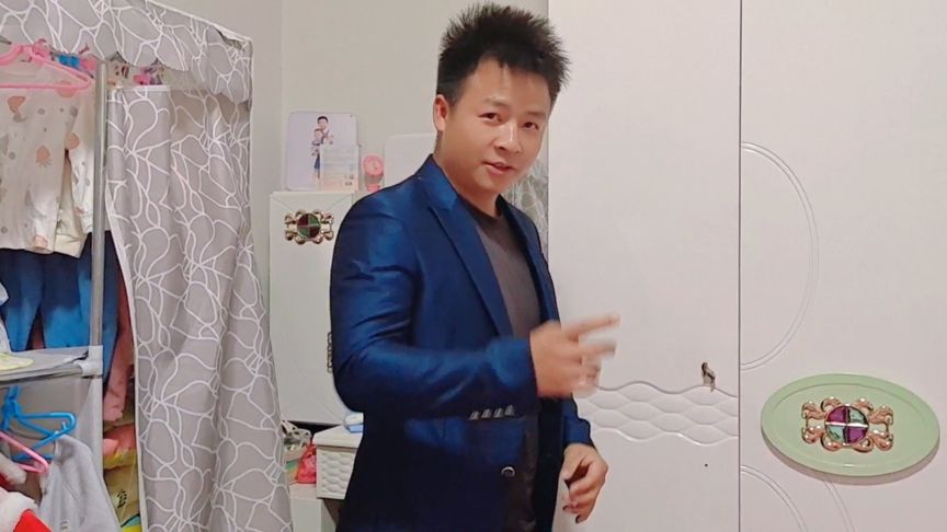 老公整理衣柜,发现很多67年前的衣服,上身一试,帅气不减当年