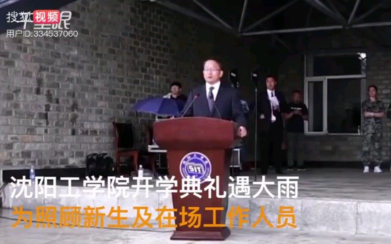 贴心!开学典礼突降大雨,校长扔掉长篇演讲稿