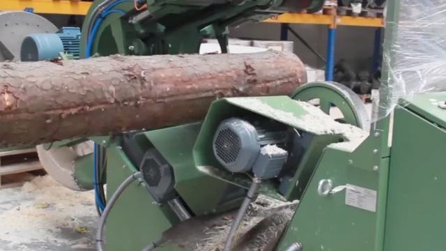 最强木材剥皮机,机器全自动化处理,工人师傅对它十分喜欢