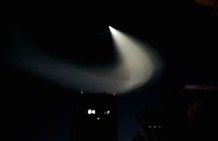 奇观!我国多地出现“不明飞行物”如巨型手电筒